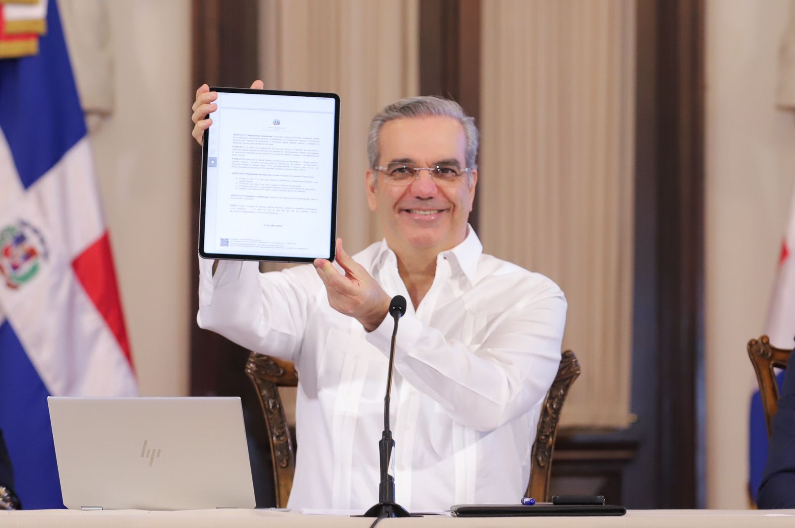 Presidente Luis Abinader firma primer decreto de manera digital | Presidencia de la República ...